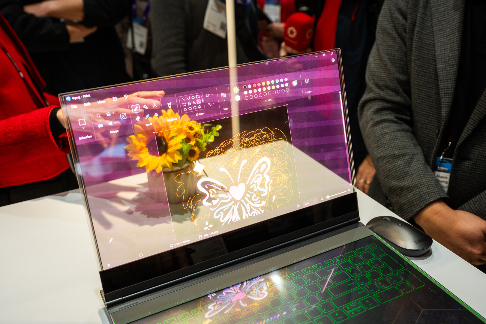 Lenovo zaprezentowało koncepcyjne urządzenie ThinkBook Transparent ...
